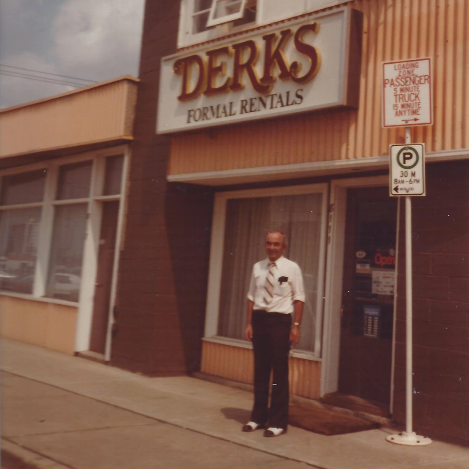 About Us – Mr.Derk